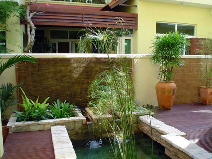 把水墙和鱼池连在一起的别墅水墙-别墅水墙