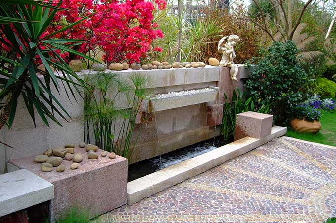 把水墙和鱼池连在一起的别墅水墙-别墅水墙